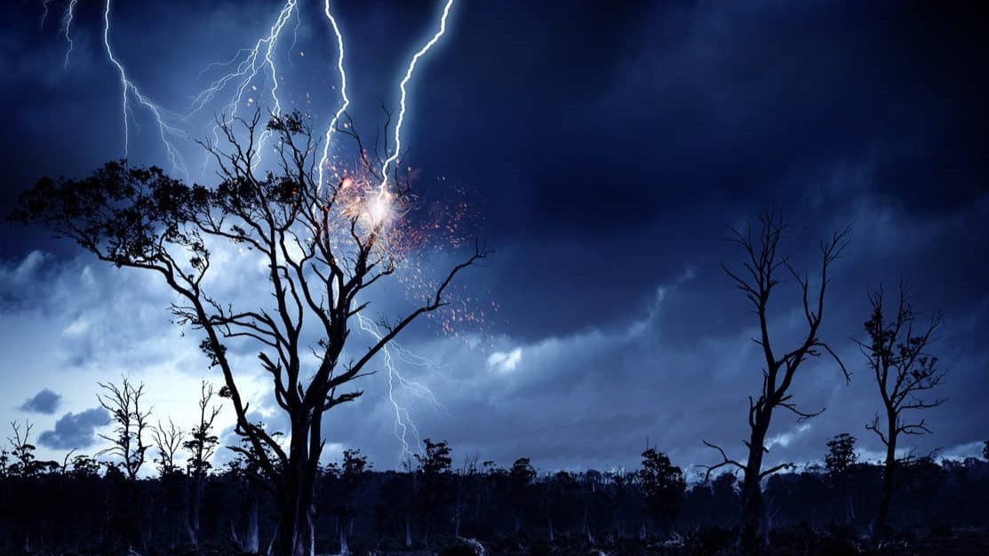 Protect Yourself from Lightning during Thunderstorms - Desun Hospital